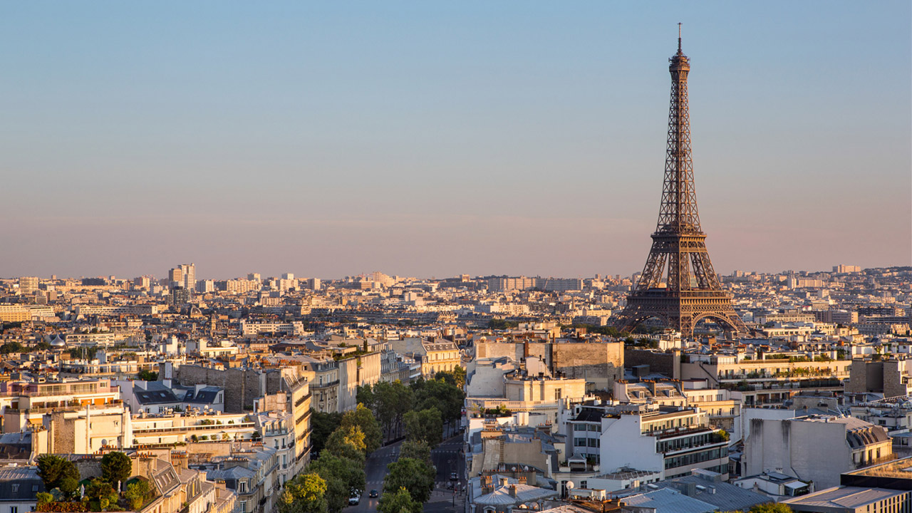 Paris : une galerie prise pour cible après la polémique sur la « fille ...
